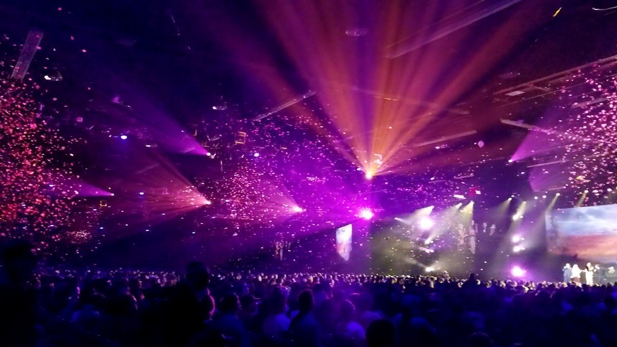 Confetti Cannons & Streamer Effects | Confetti Streamers at Events ...